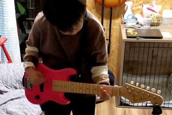 小学2年生の息子にPhotogenicのミニギターMST-120をプレゼントッ！！ | ブログが書けたよ！